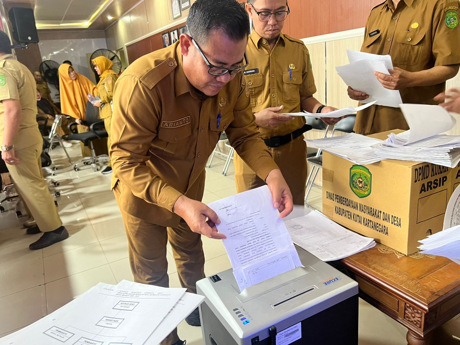 Pemusnahan Arsip DPMD Kukar Dilaksanakan dengan Penandatanganan Berita Acara Bersama - DPMD